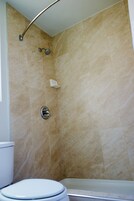 Quarto solteiro luxo | Banheiro | Chuveiro/banheira combinados, toalhas de banho, sabonete, shampoo