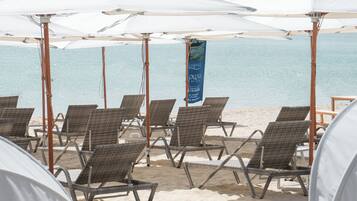 Uma praia privada, praia de areia branca, espreguiçadeiras