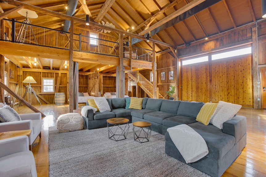 The Stone Barndominium | Game Room, Fire Pit + Bar! - Lake Wynonah, Auburn