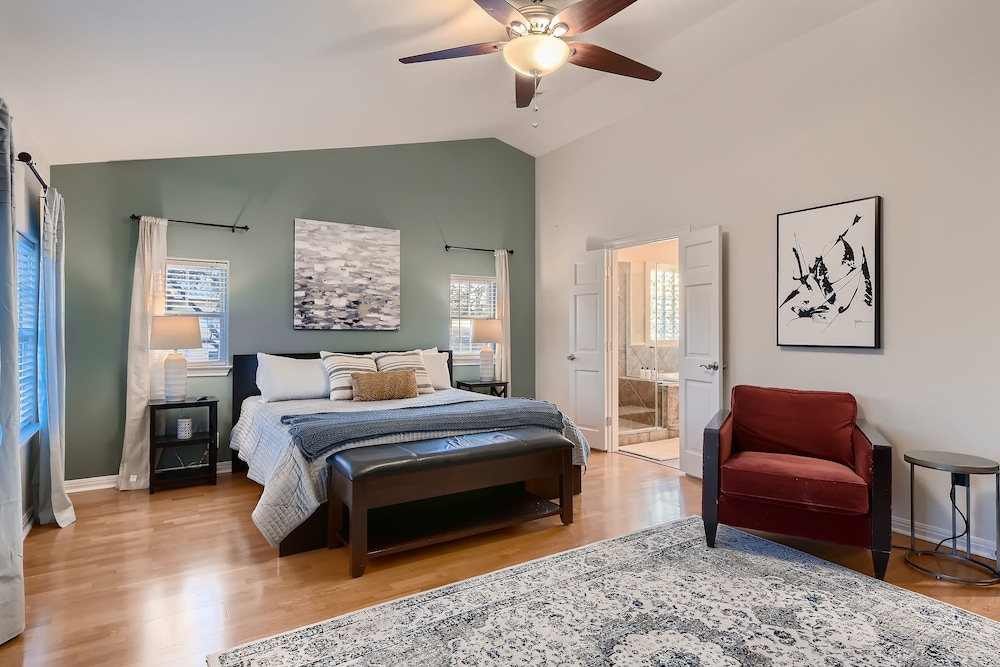 Lake Front, Access To Boat Ramp, Main House, Apartment And Studio On One Property! - Lago Vista, TX