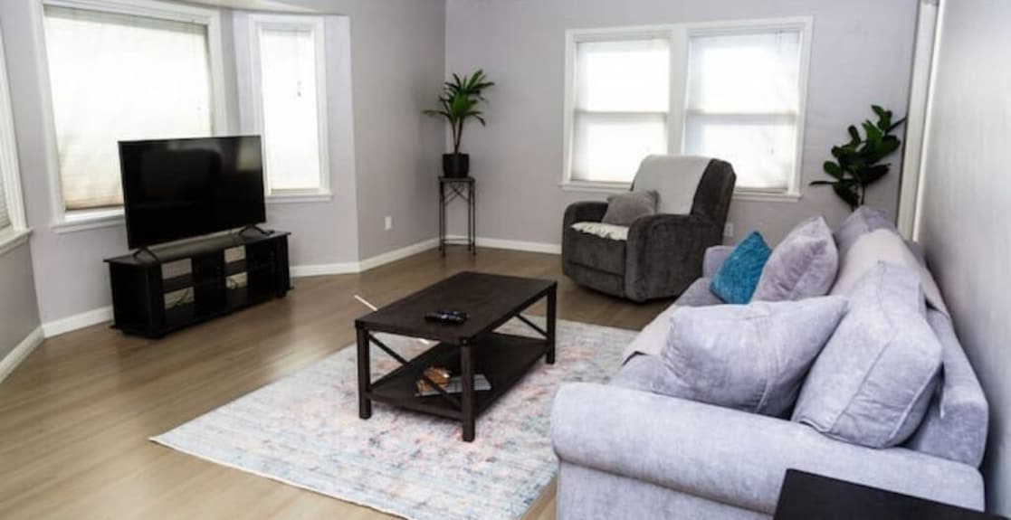 Modern And Relaxing Home - Bakersfield, CA