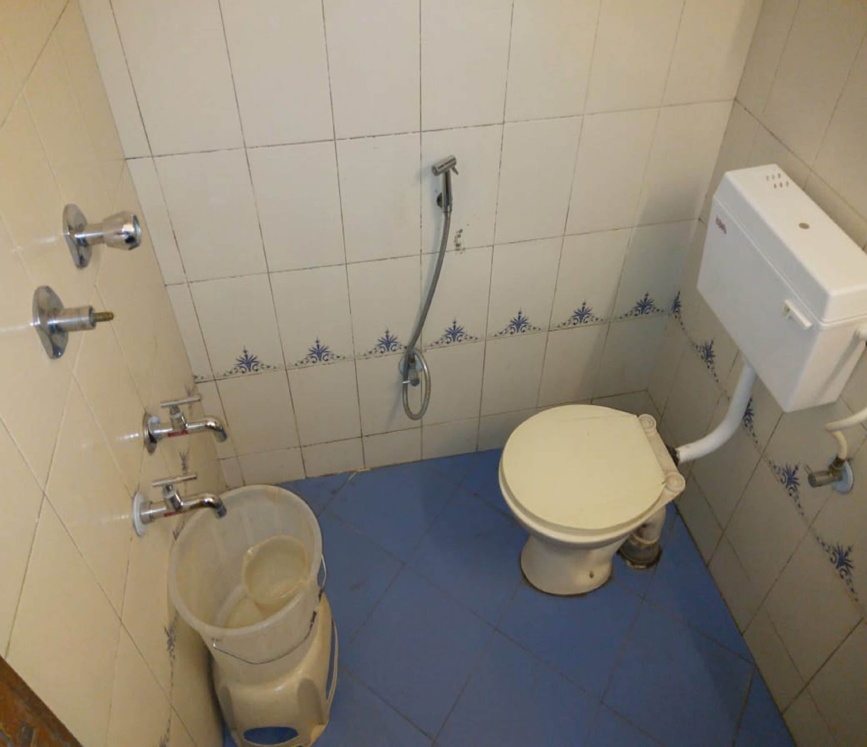 Quarto premium | Banheiro | Chuveiro, chuveiro com efeito de chuva, toalhas de banho 