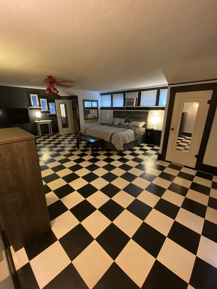 Historical California Bungalow 1 Block From Millikin University - Mount Zion, IL