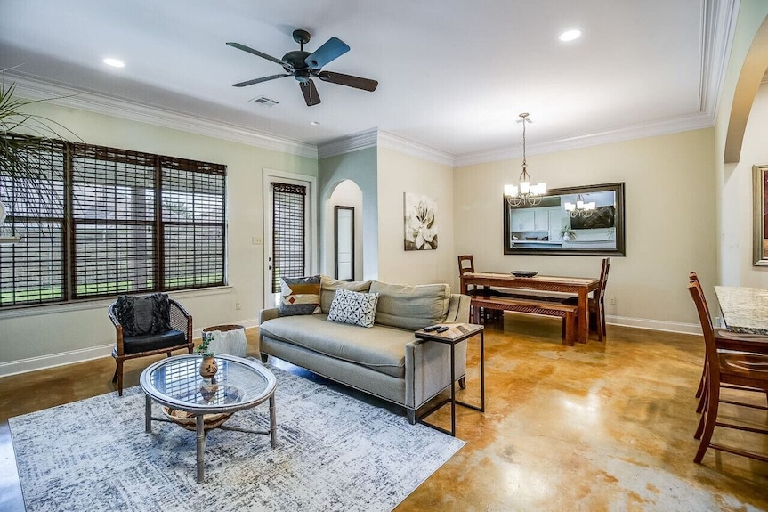 Pet Friendly,king Bed,jacuzzi Tub,separate Shower - Lafayette, LA