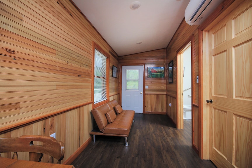 Quaint Lakeview Cabin - Iowa
