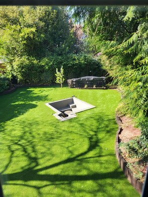 Quarto Duplo (Double Room with Ensuite Shower) | Vista do quarto