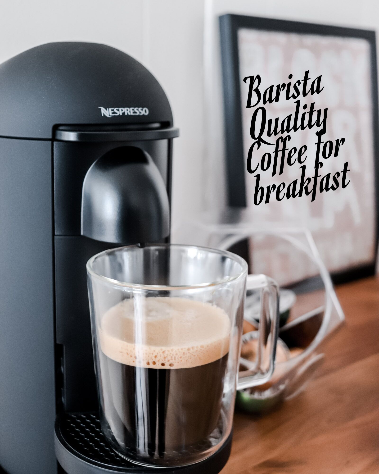 Uma máquina Nespresso servindo café em um copo de vidro transparente.
