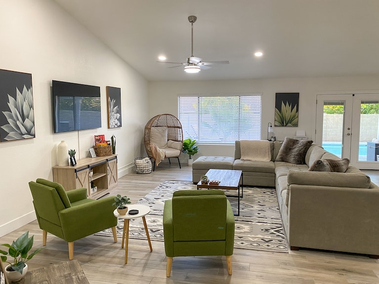 Your Destination For Spring Training! Pool Set At 90! Arcade Games! - 글렌데일