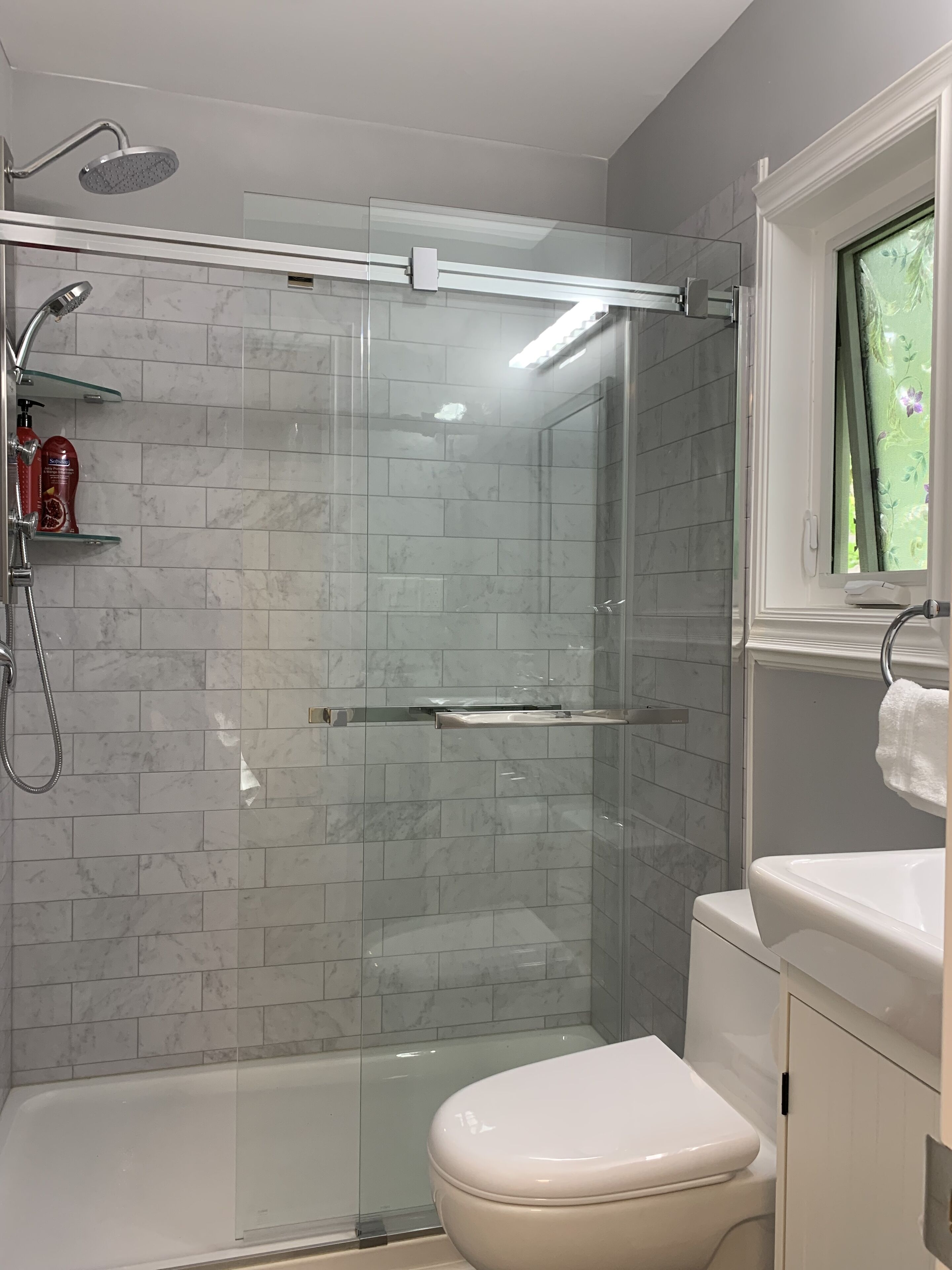 Casa conforto, 2 quartos | Banheiro | Chuveiro, ducha de hidromassagem, produtos de toalete de grife 
