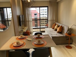 Apartamento Clássico | Sala de estar | Televisor LCD 