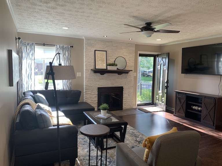 Spacious, Modern 4 Bd, 2 Bath W/upscale Backyard - New Albany, OH