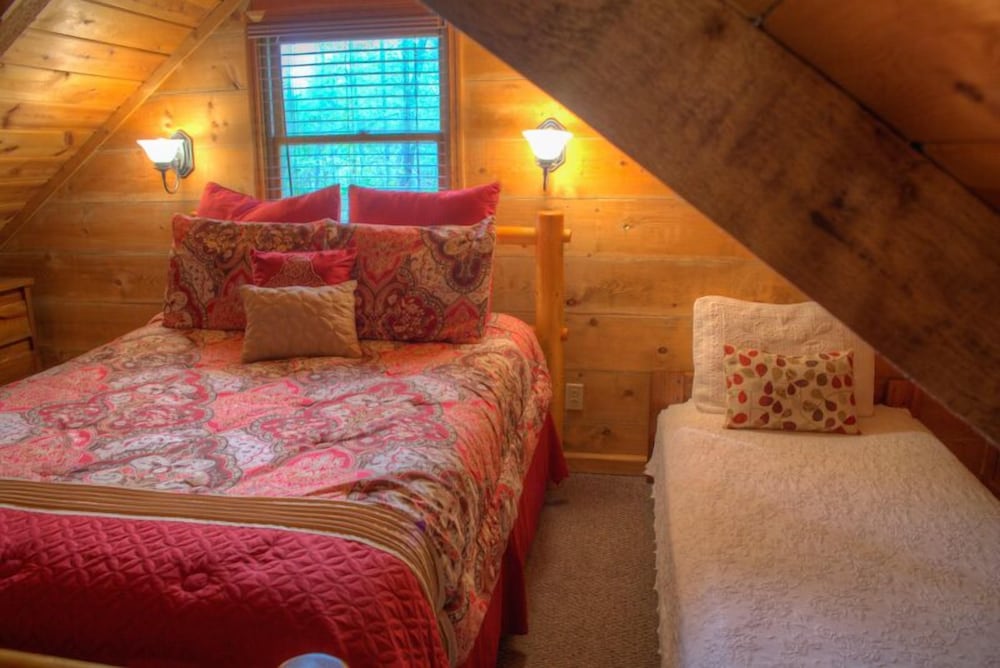 Amy's Creek 1| Dog Friendly W/creekside Views, Covered Deck, Hot Tub, Near Helen - Clarkesville, GA