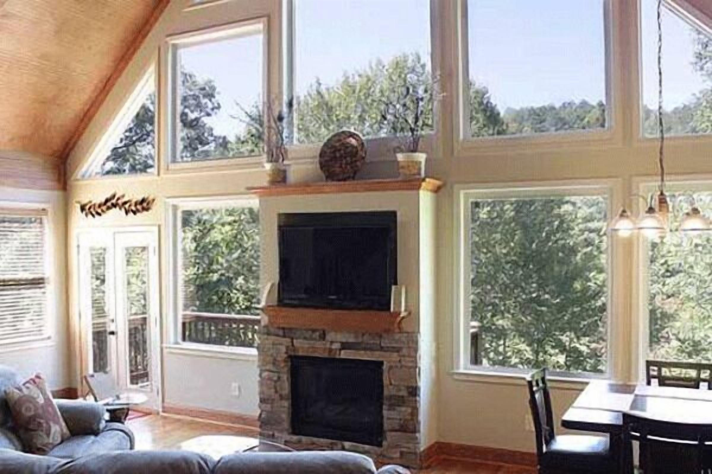 Edelweiss Chalet - Innsbruck Cabin, Creek And Golf Course Views And Hot Tub - Helen, GA