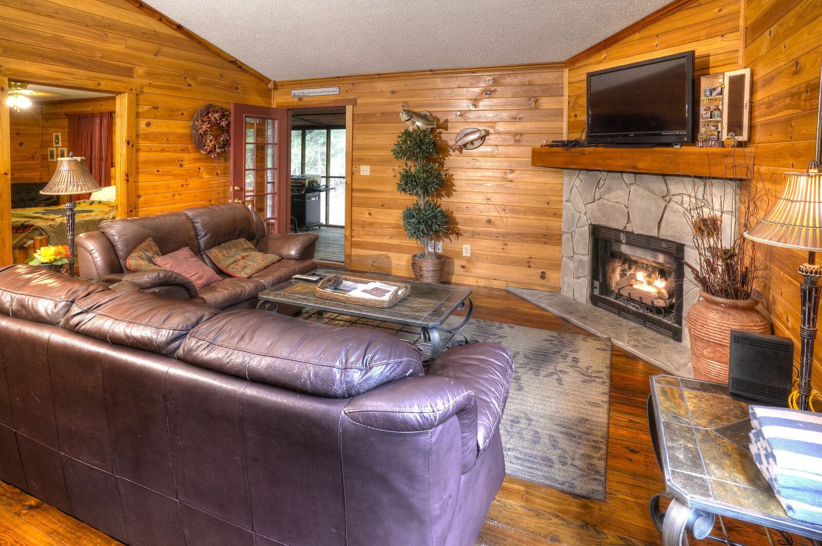 Alpine Escape - 2br Cabin With Screened In Porch, Outdoor Fireplace And Hot Tub - Clarkesville, GA