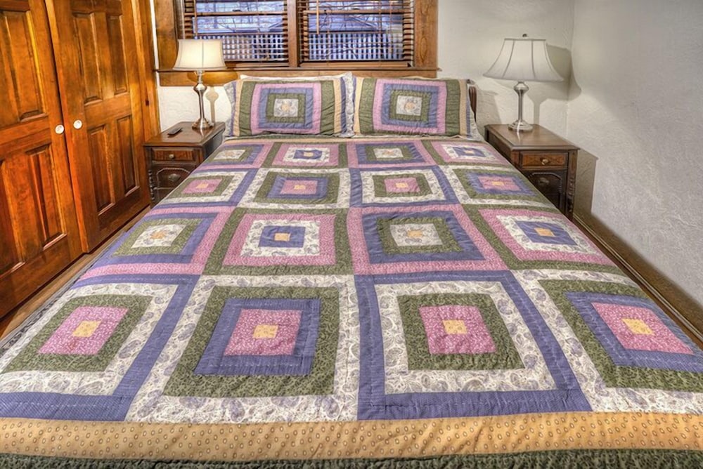 Bear Footin`- 4br Cabin With Covered Hot Tub, Walkable To Downtown Helen, Ga - Helen, GA