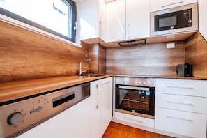 Apartamento Design, 2 quartos, terraço, vista para o mar | Cozinha privada | Um frigorífico, um micro-ondas, uma placa de cozinha
