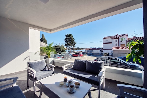 Apartamento Design, 2 quartos, terraço, vista para o mar | Terraço/pátio interior