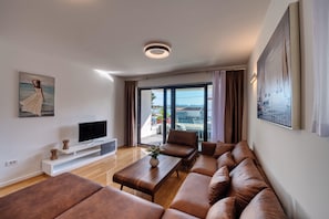Apartamento Design, 2 quartos, terraço, vista para o mar | Sala de estar | Televisor de 100 cm com canais via satélite