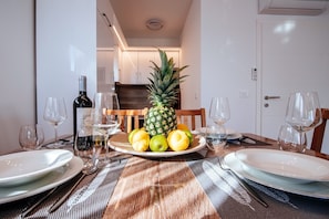 Apartamento Design, 2 quartos, terraço, vista para o mar | Refeições no quarto
