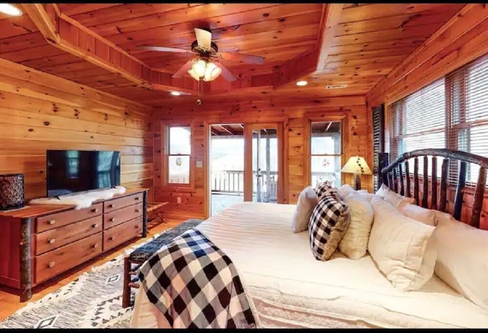 Blue Ridge Mountain Views, Hot Tub, Game Room, Firepit, King Suites, Sleeps 9 - Mineral Bluff, GA