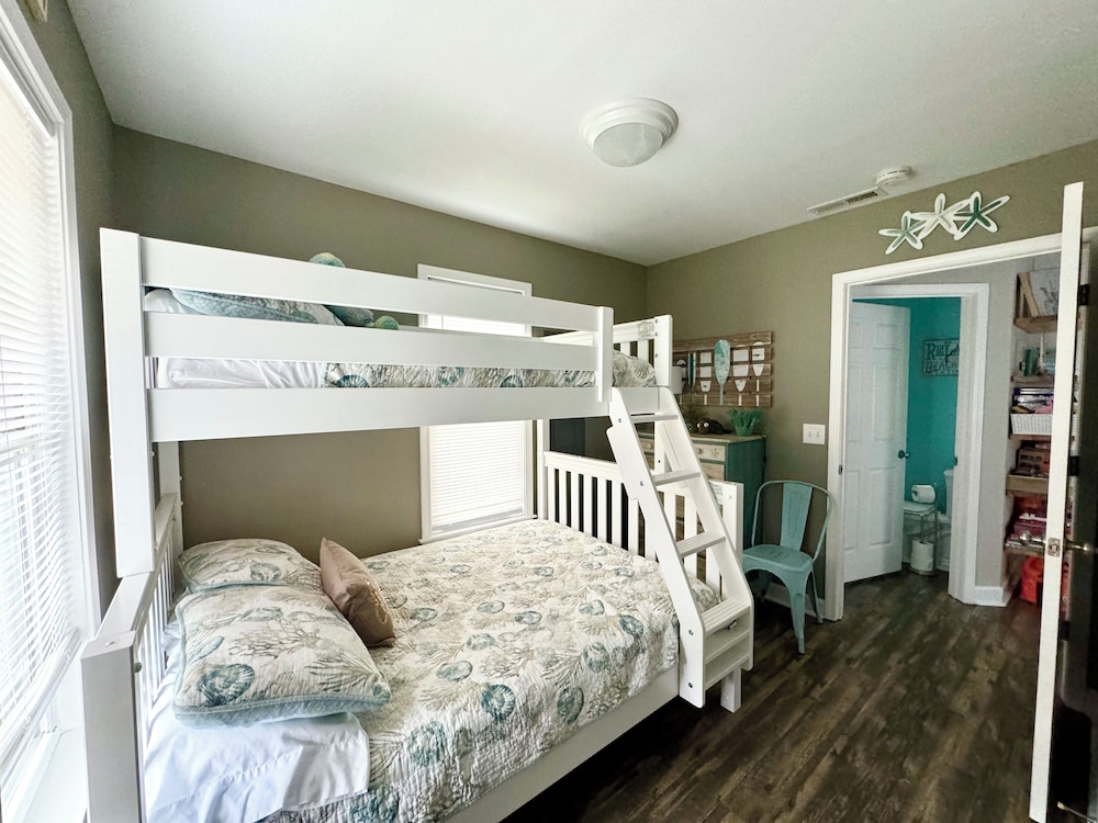 Beachy Keen ~Charming Dog Friendly Cottage-walk To Beach! Sleeps 6 - Oak Island, NC