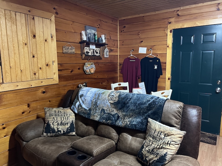 Cozy Cabin For Two Adults . No Room To Add Extra . Cabin In The Woods W Hot Tub - Ohio
