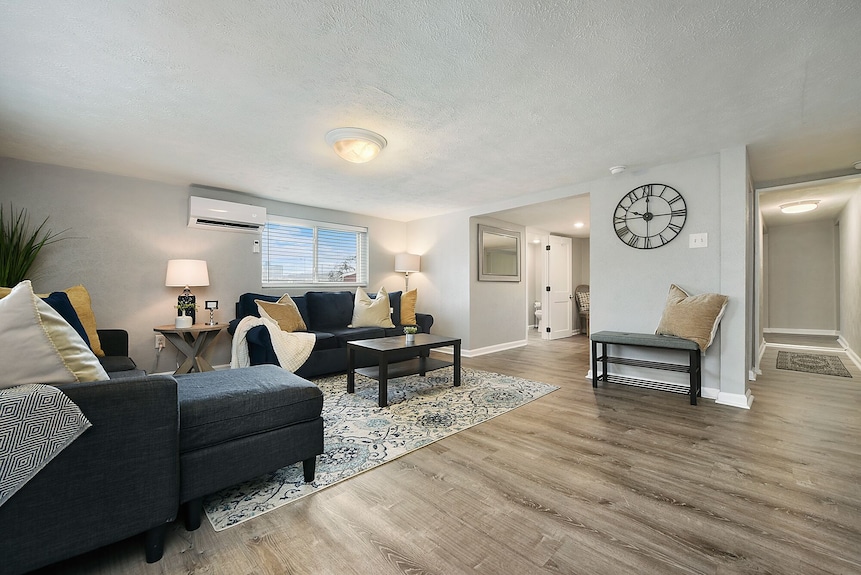 Cozy & Comfy Duplex! 7bed/4bath W/5 Car Parking! - Pittsburgh, PA