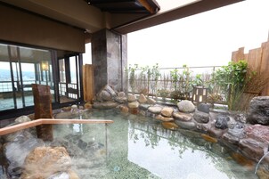 Sauna seca, banheira de hidromassagem, fontes termais/minerais