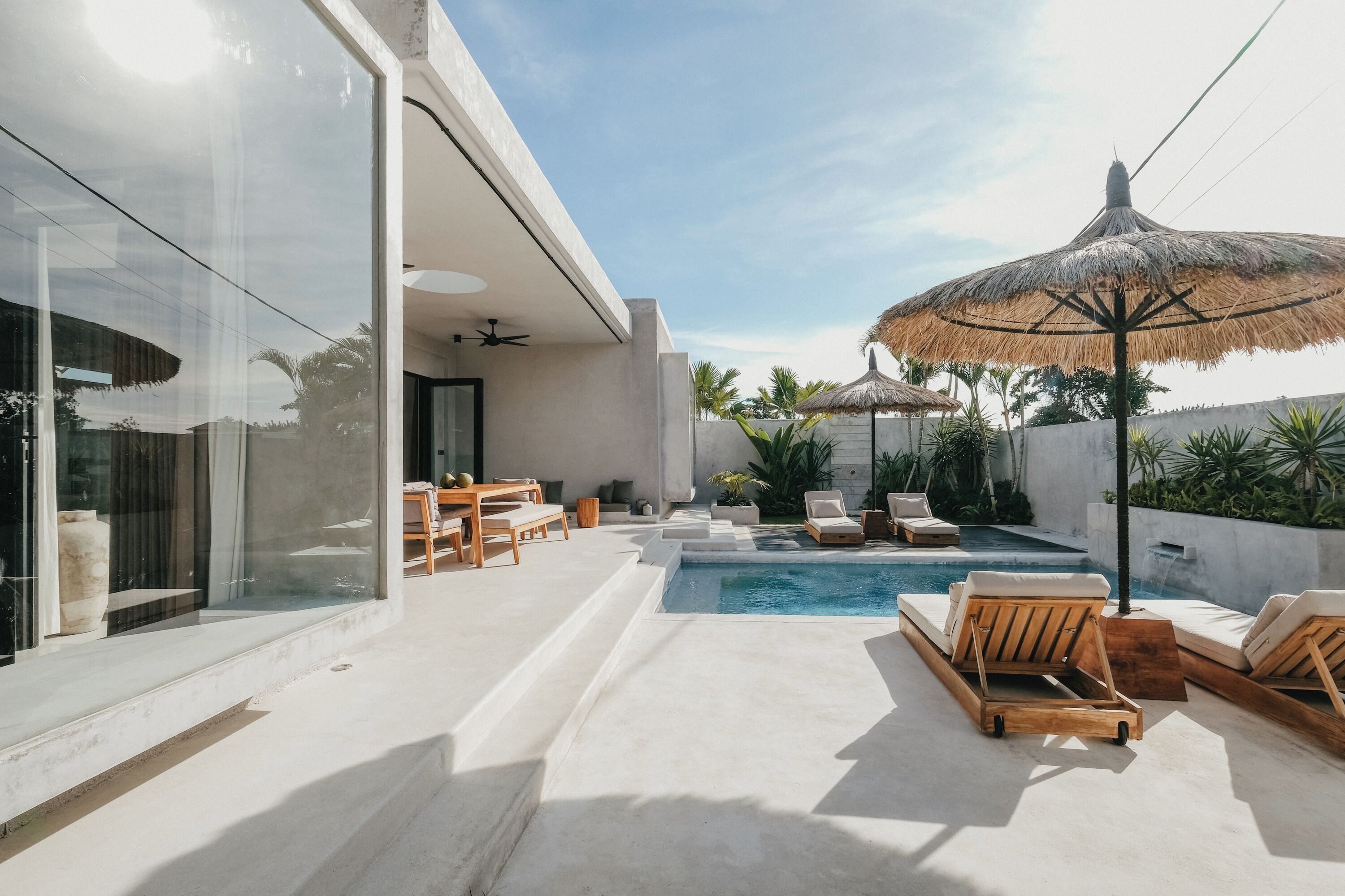Terraço com espreguiçadeiras