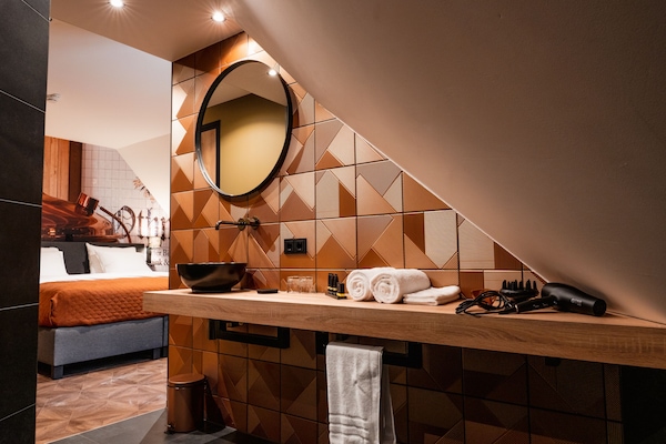 Quarto Duplo Standard | Casa de banho | Um polibã, um chuveiro fixo, artigos de higiene pessoal grátis