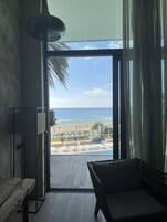 Quarto casal júnior, de frente para o mar | Roupas de cama premium, frigobar, cofres nos quartos, escrivaninha
