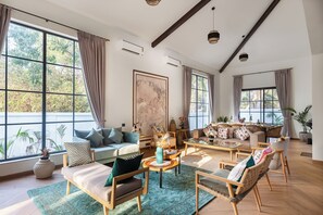 Villa Executiva | Sala de estar | Smart TV de 65 polegadas com canais digitais, Netflix 