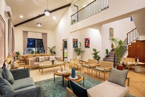 Villa Deluxe | Sala de estar | Smart TV de 65 polegadas com canais digitais, Netflix