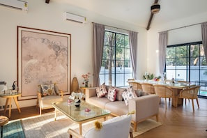 Villa Deluxe | Sala de estar | Smart TV de 65 polegadas com canais digitais, Netflix