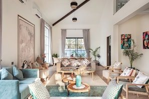 Villa Deluxe | Sala de estar | Smart TV de 65 polegadas com canais digitais, Netflix