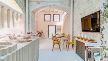 Café da manhã com buffet todos os dias (EUR 10.00 por pessoa)