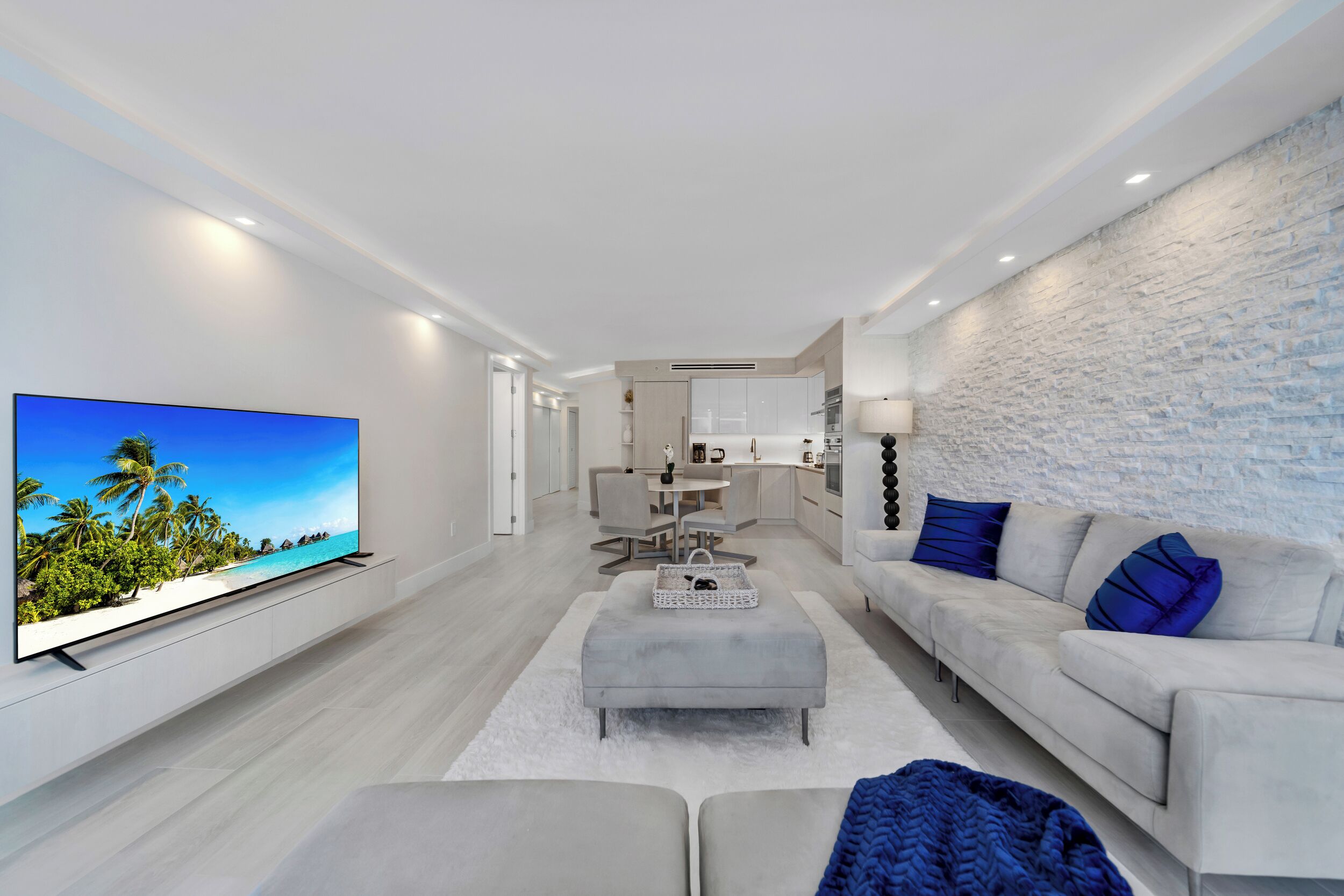 Apartamento, 2 quartos | Área de estar | TV 55 polegadas com canais digitais, Netflix, serviços de streaming