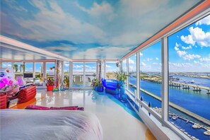 Apartamento Design, 2 quartos, vista para a baía | Sala de estar | Televisor de 55 polegadas com canais digitais, Netflix 