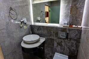 Quarto Deluxe | Casa de banho | Um secador de cabelo, roupões, toalhas fornecidas, sabão