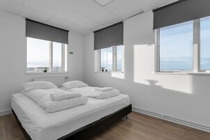 Quarto casal clássico, banheiro compartilhado | Vista do quarto