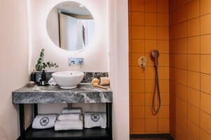 Quarto Duplo | Secretária, Wi-fi grátis, roupa de cama fornecida 