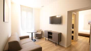 Apartamento Deluxe em Condomínio Fechado | Sala de estar | Smart TV de 43 polegadas com canais digitais, televisor