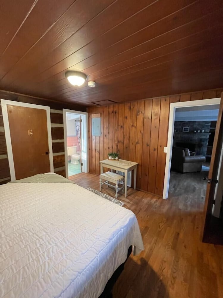 Cabin 1 - 1 Bedroom Cozy Cabin With Mountain View In Pioneer Village - Maggie Valley, NC