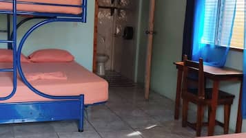 Quarto família | Roupas de cama antialérgicas, individualmente mobiliados, escrivaninha