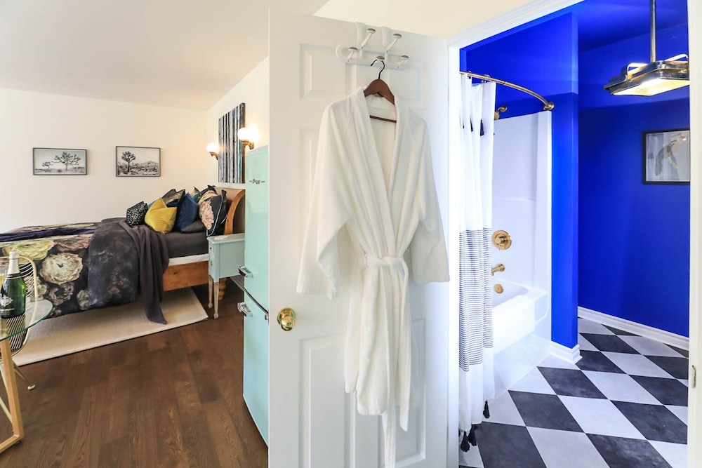 The Golden Unicorn ~ Luxurious Boutique Getaway - Oliver