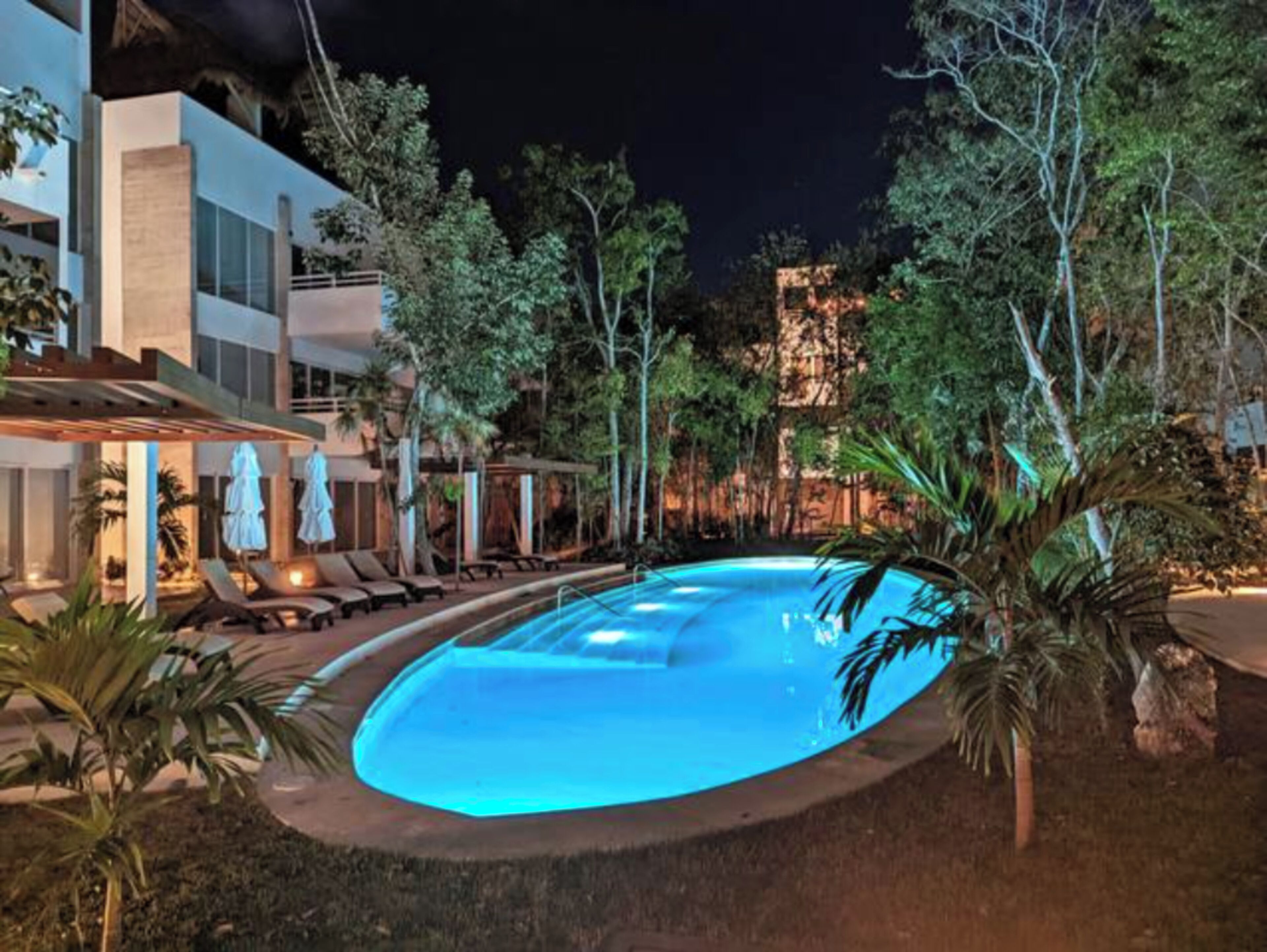 2 piscinas externas, guarda-sóis, espreguiçadeiras