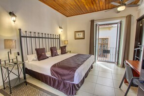 Roupas de cama premium, cofres nos quartos, cortinas blackout