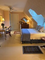 The Sawyer Suite, Child Friendly, 1 Bedroom with Loft. Ensuite Bath | Com decoração personalizada, com mobília individualizada, secretária 