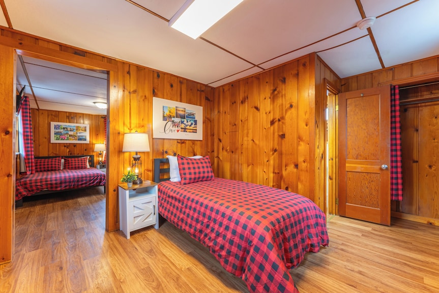 Vacation Uniquely Cottage #4 - Ely, MN