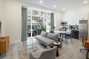 Apartamento Panorâmico, 1 quarto | Sala de estar | Smart TV de 55 polegadas com canais digitais 